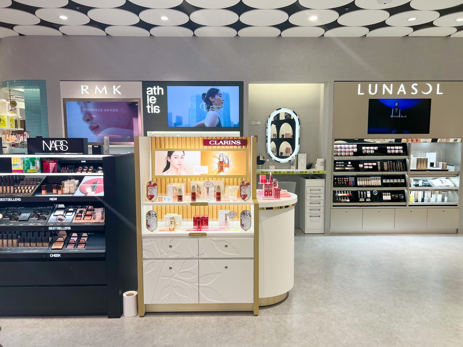 【関西初】まるでコスメのテーマパーク！ 大阪・梅田にオープンした 「@cosme OSAKA」潜入レポ