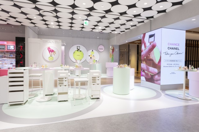 【無料サンプルの自販機も登場】関西初の旗艦店「@cosme OSAKA」が「ルクア イーレ」にオープン！